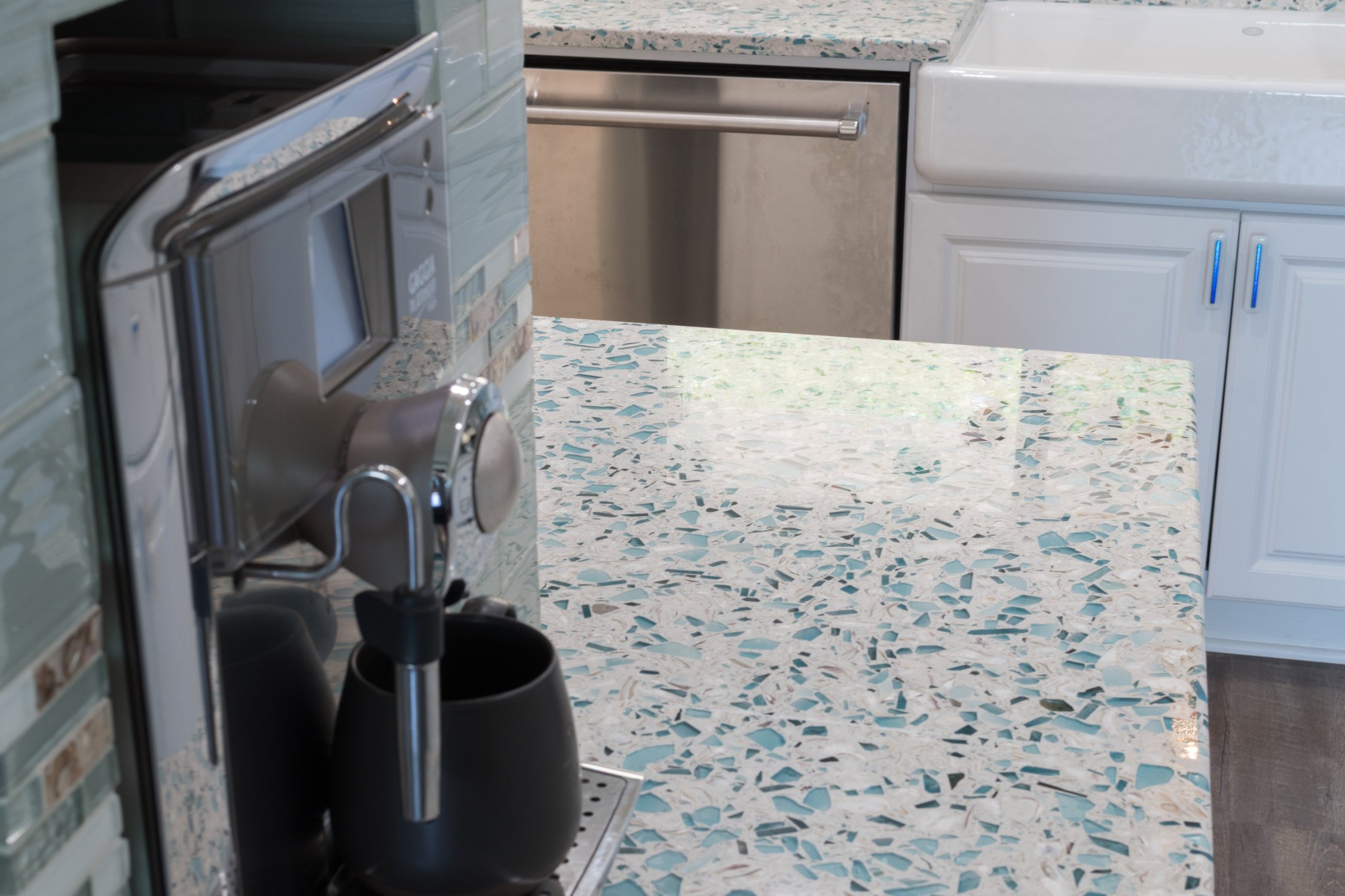 Cali Couple Brings The Beach Inside For A Coastal Kitchen With ...